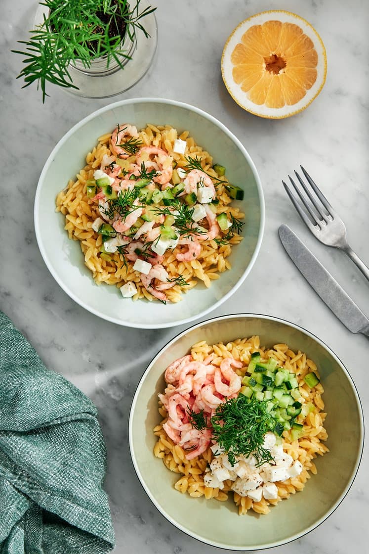 Citronmarinerade räkor med gurka, dill och krämig risoni - Recept ...