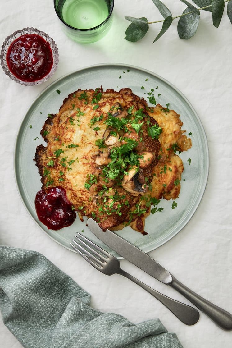 Raggmunk med svampfräs, rårörda lingon och kruspersilja - Recept ...