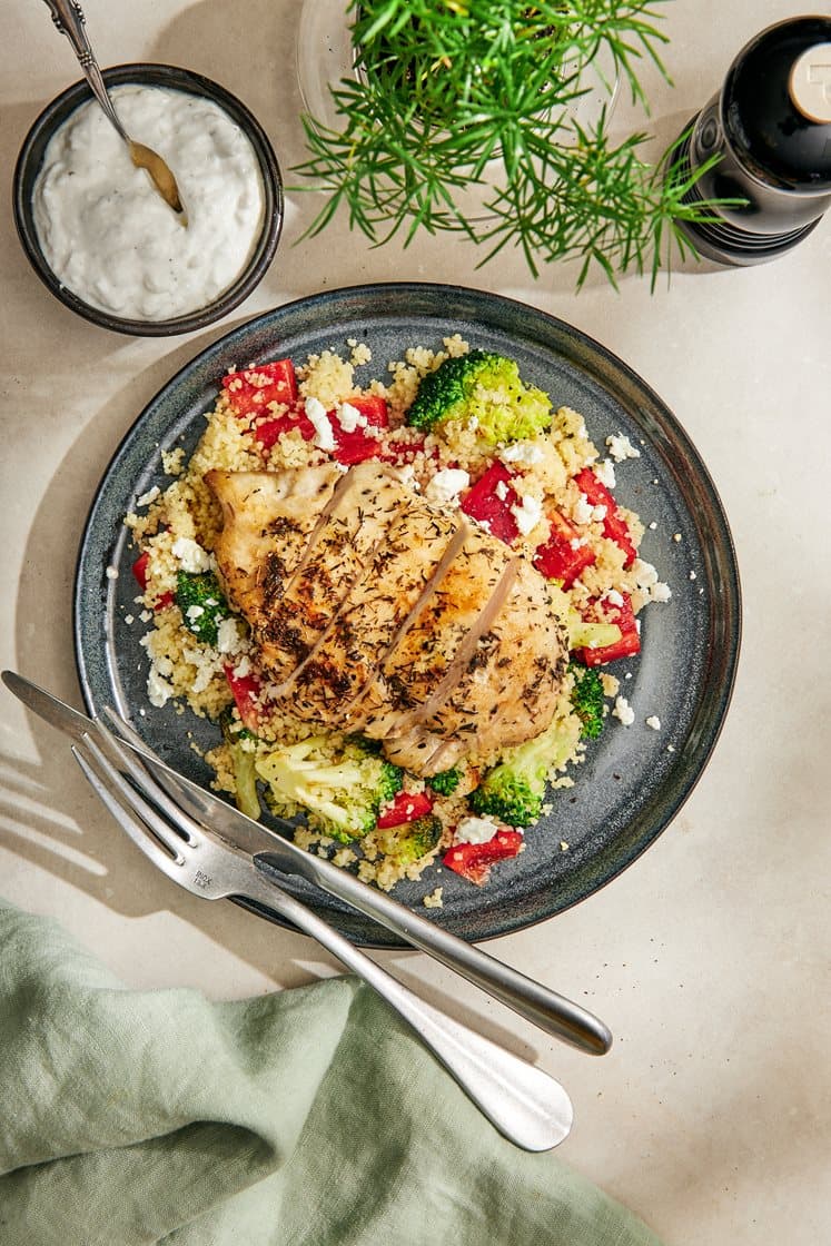 Örtstekt kyckling med couscoussallad och fetaostkräm - Recept - Linas ...