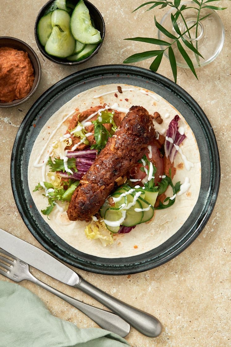 Vegetarisk kebabrulle med aubergineröra och syrad gurka - Recept ...