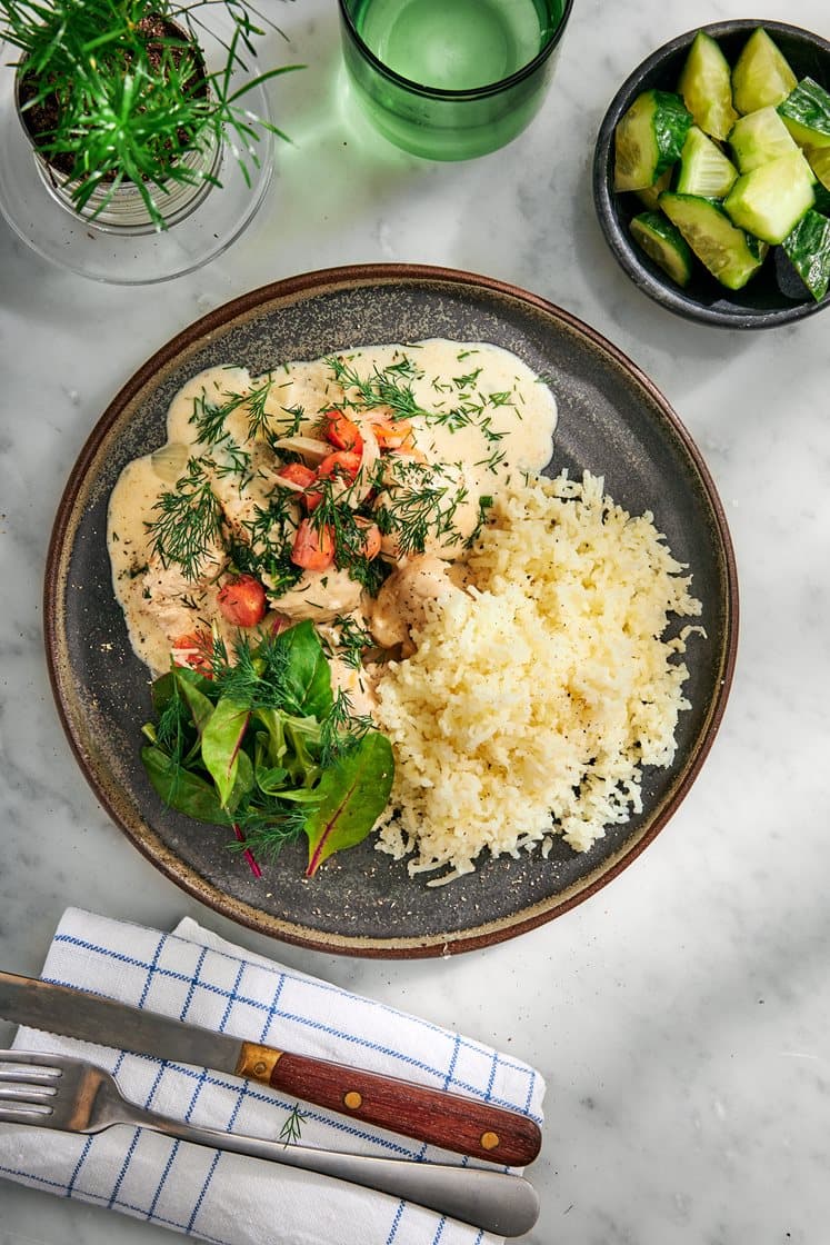 Kyckling i dillsås med kokt potatis och gurksallad - Recept - Linas ...
