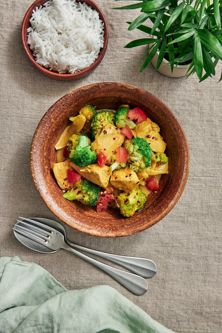 Kyckling i gul curry med basmatiris och grönsaker - Recept - Linas Matkasse