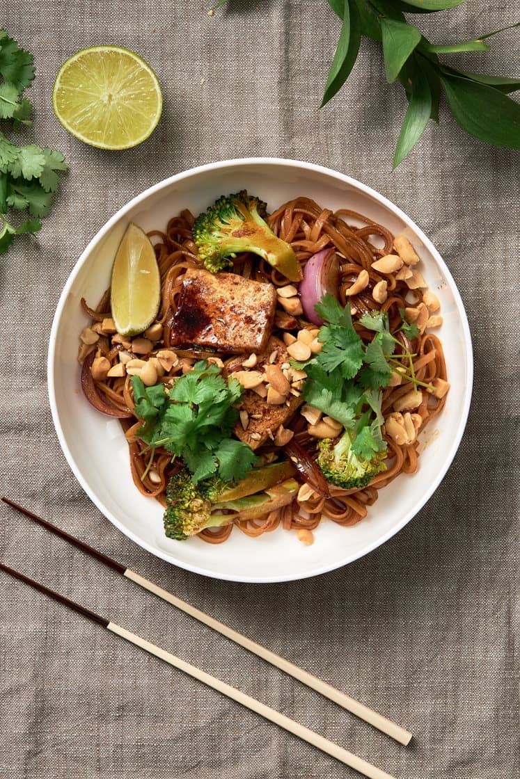 Sesamwokade risnudlar med tofu, ingefära och jordnötter - Recept ...