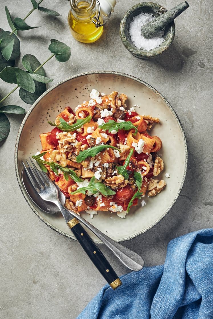 Pasta all'arrabbiata med fetaost, ruccola och valnötter - Recept ...