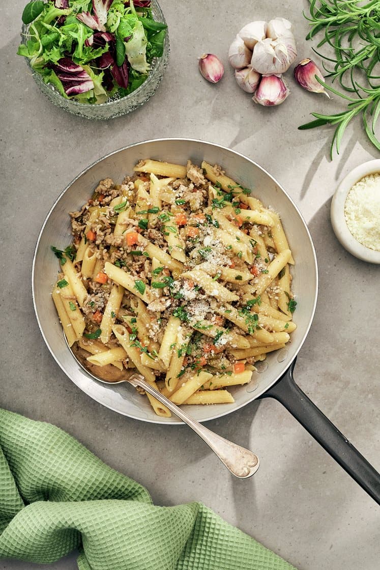 Penne al ragu' bianco - pasta med fläskfärs, rosmarinolja och pecorino ...