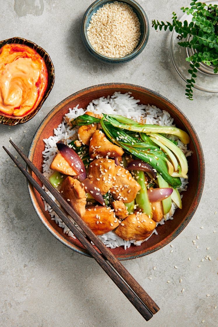 Teriyakikyckling med pak choy, sesamfrön och srirachamajo - Recept ...