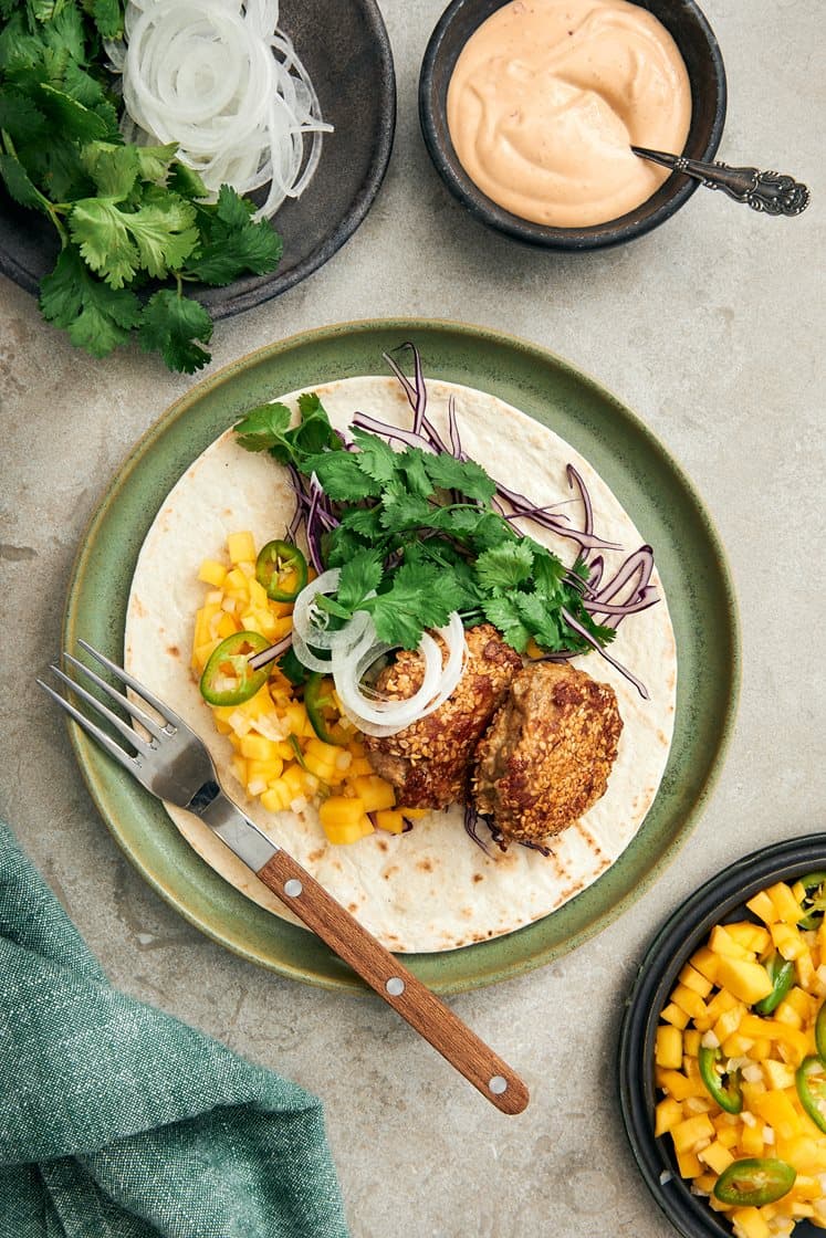 Sesamstekta fishcakes med mangosalsa, srirachadressing, silverlök och ...
