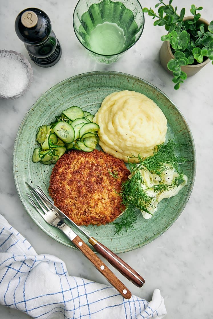 Havets wallenbergare med potatispuré, citronpicklad gurka, fänkål och ...