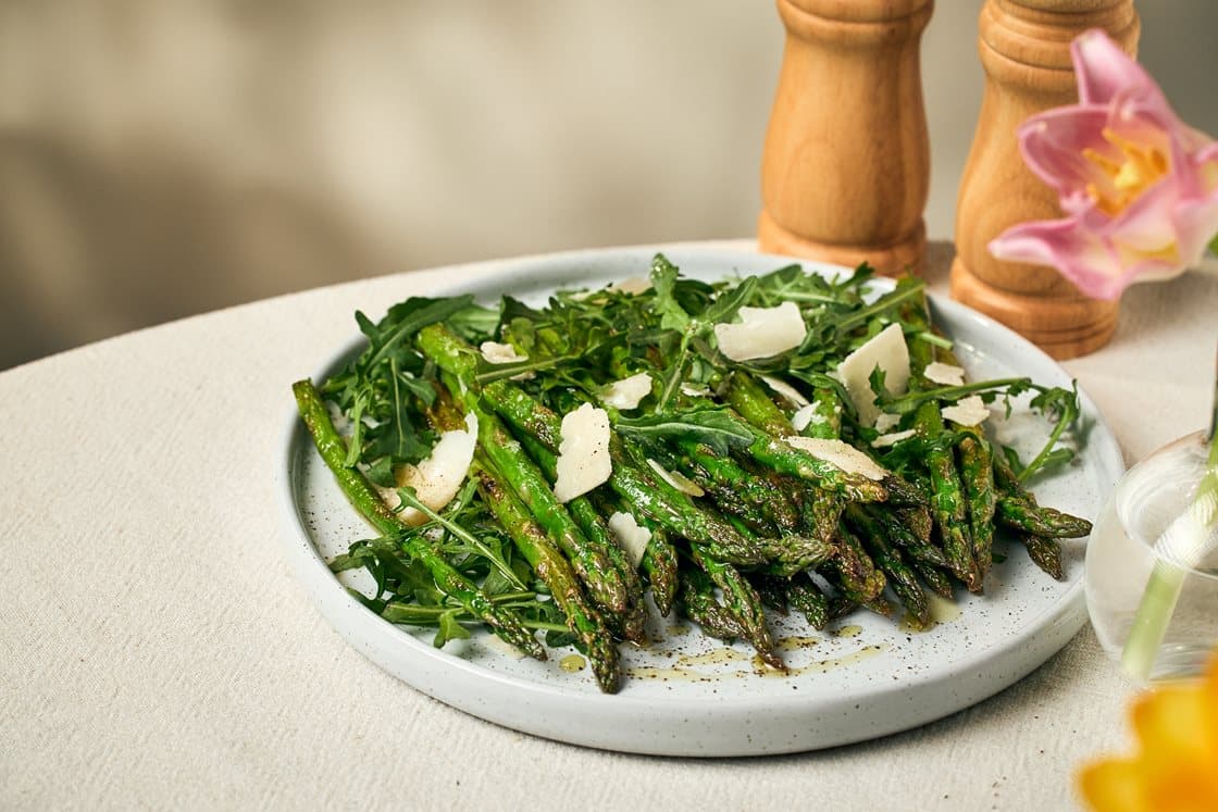 Råstekt sparris med ruccola, parmesan och citronette - Recept - Linas ...
