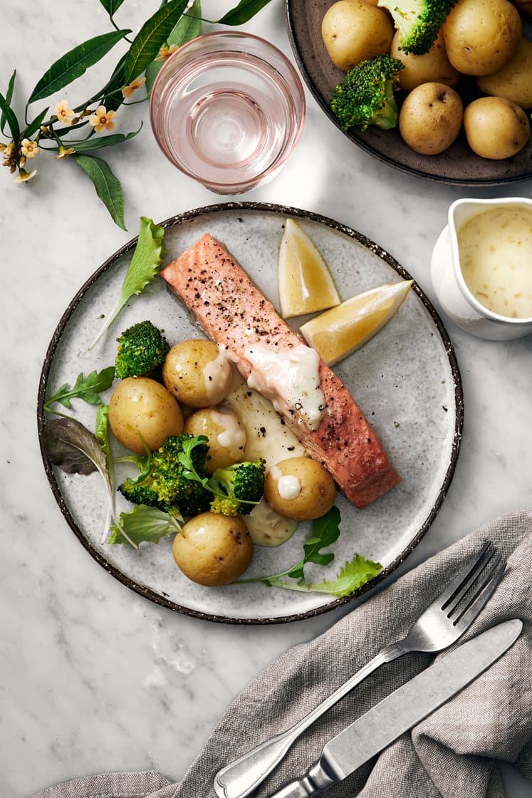 Ugnsbakad lax med enkel hollandaisesås och kokt potatis - Recept - Linas Matkasse