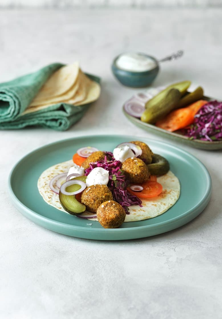 Falafelwraps med kålsallad och saltgurka - Recept - Linas Matkasse