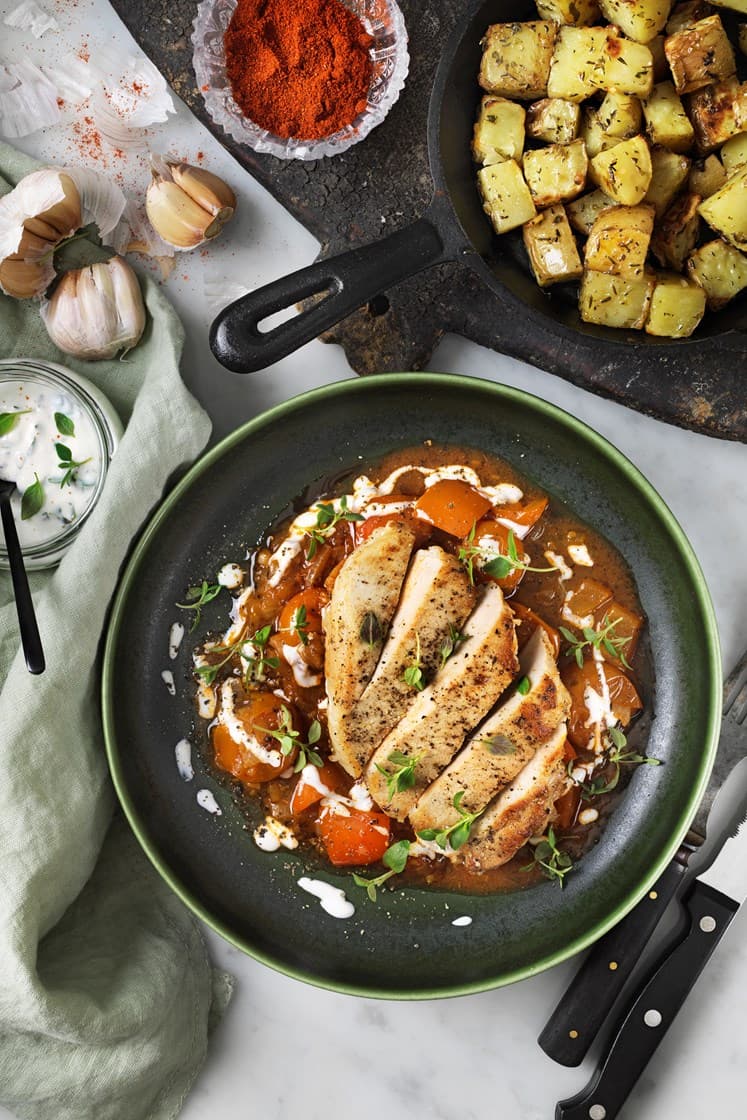 Smörstekt fläskkotlett med spansk tomatragu, örtrostad potatis och ...